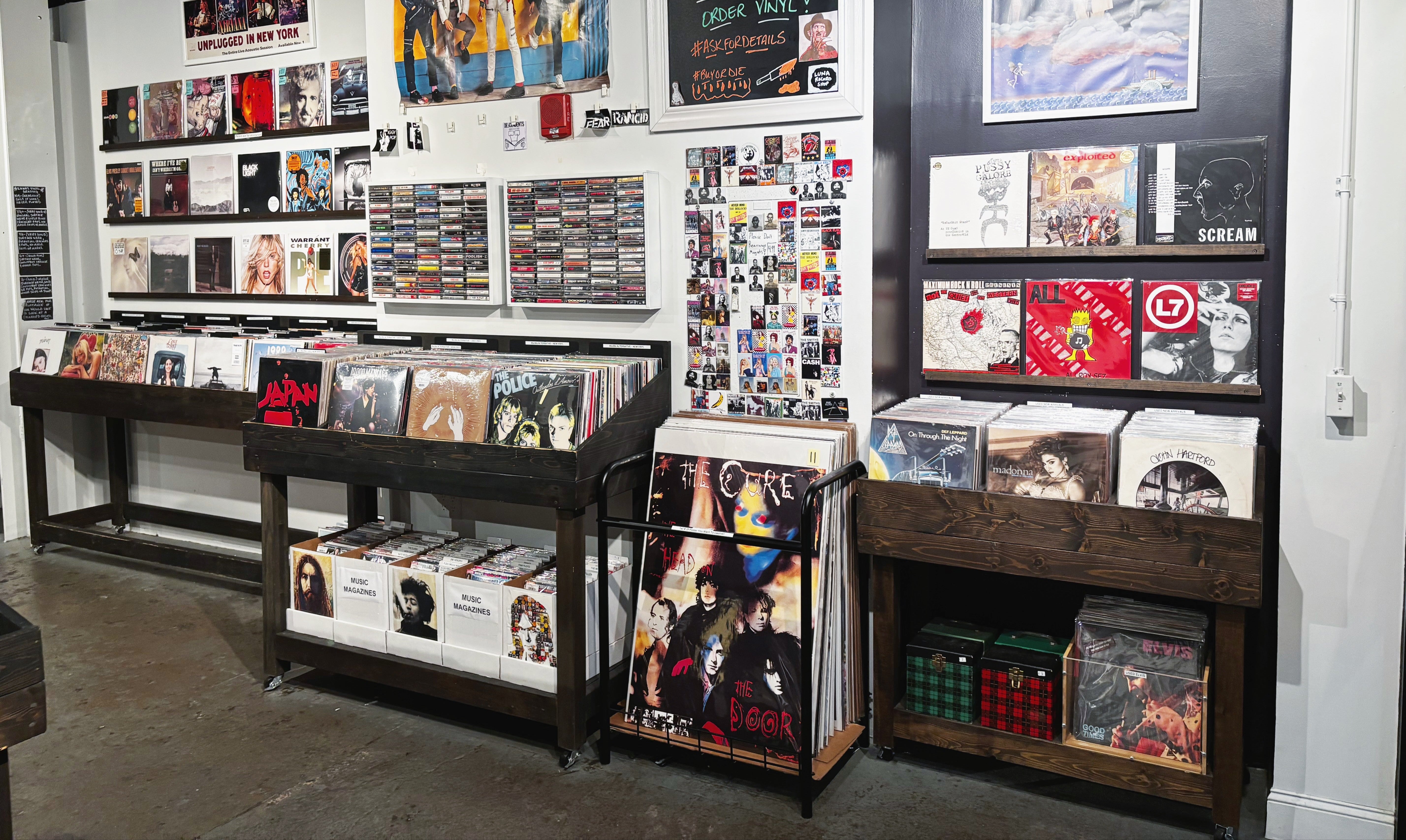 Luna Record Shop - Vinyl Records